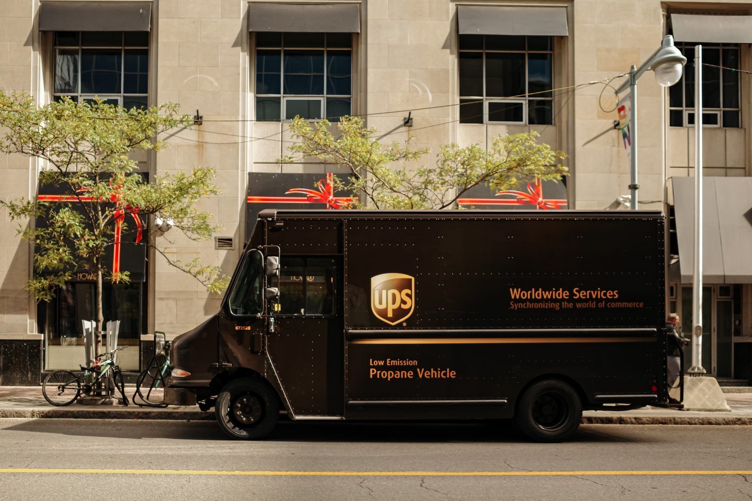 Expedited Parcel Shipping in Canada: Types, Costs and Carriers